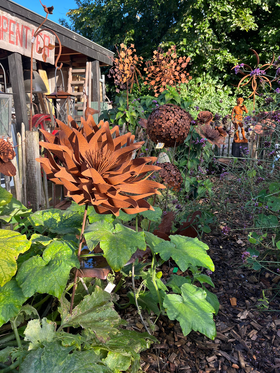 Kunstzinnige roest bloem op tuinsteker - Middel | Brocante bij Ingie
