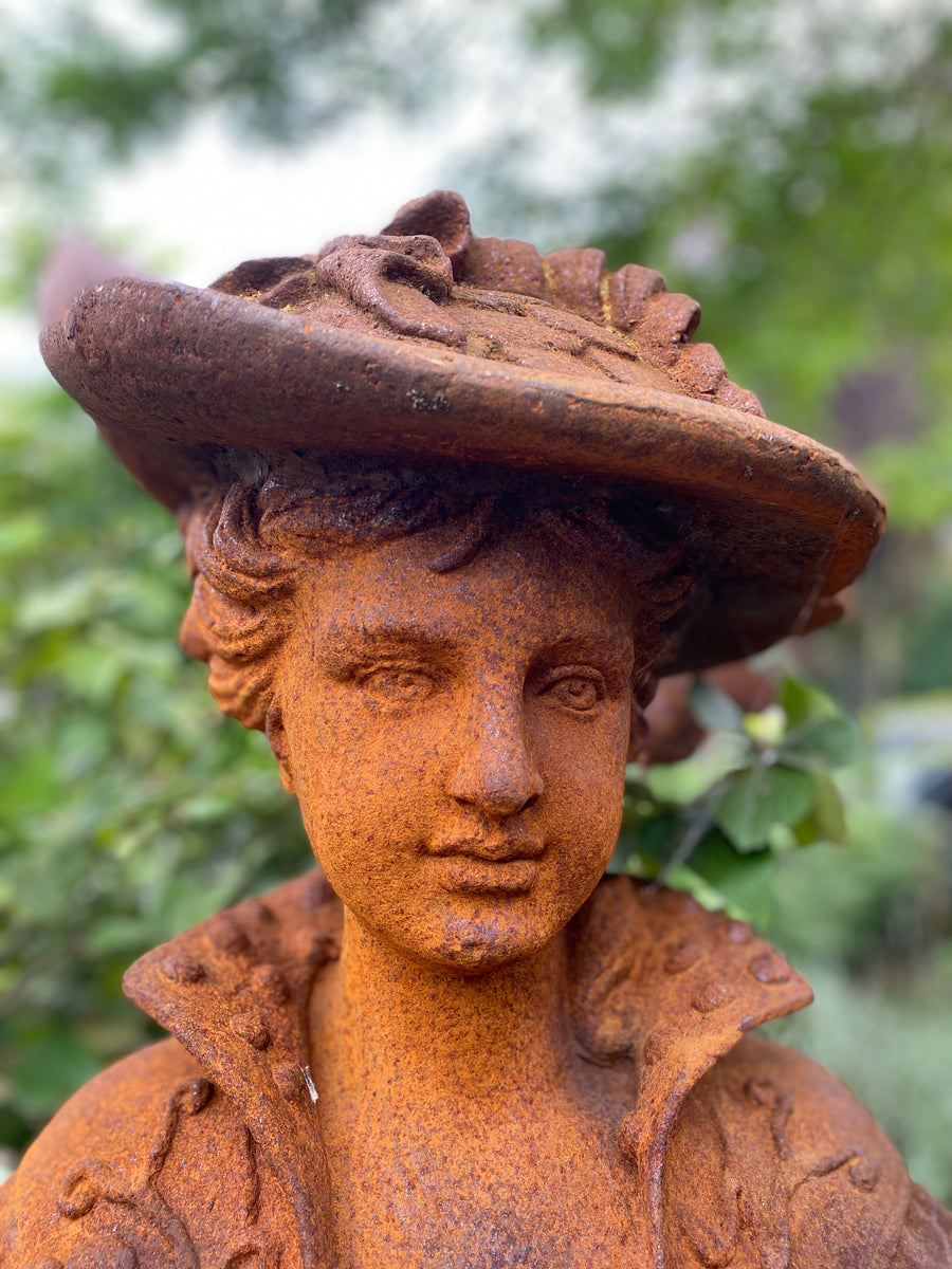 Gietijzeren buste van chique dame met hoed | Brocante bij Ingie