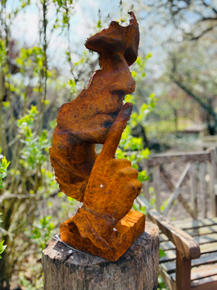 Groot gietijzeren tuinbeeld "DE FLUISTERAAR"| Brocante bij Ingie